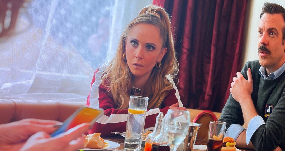 Serial “Ted Lasso” Tunjukkan iPhone Tanpa Notch di Layar – Urbandigital